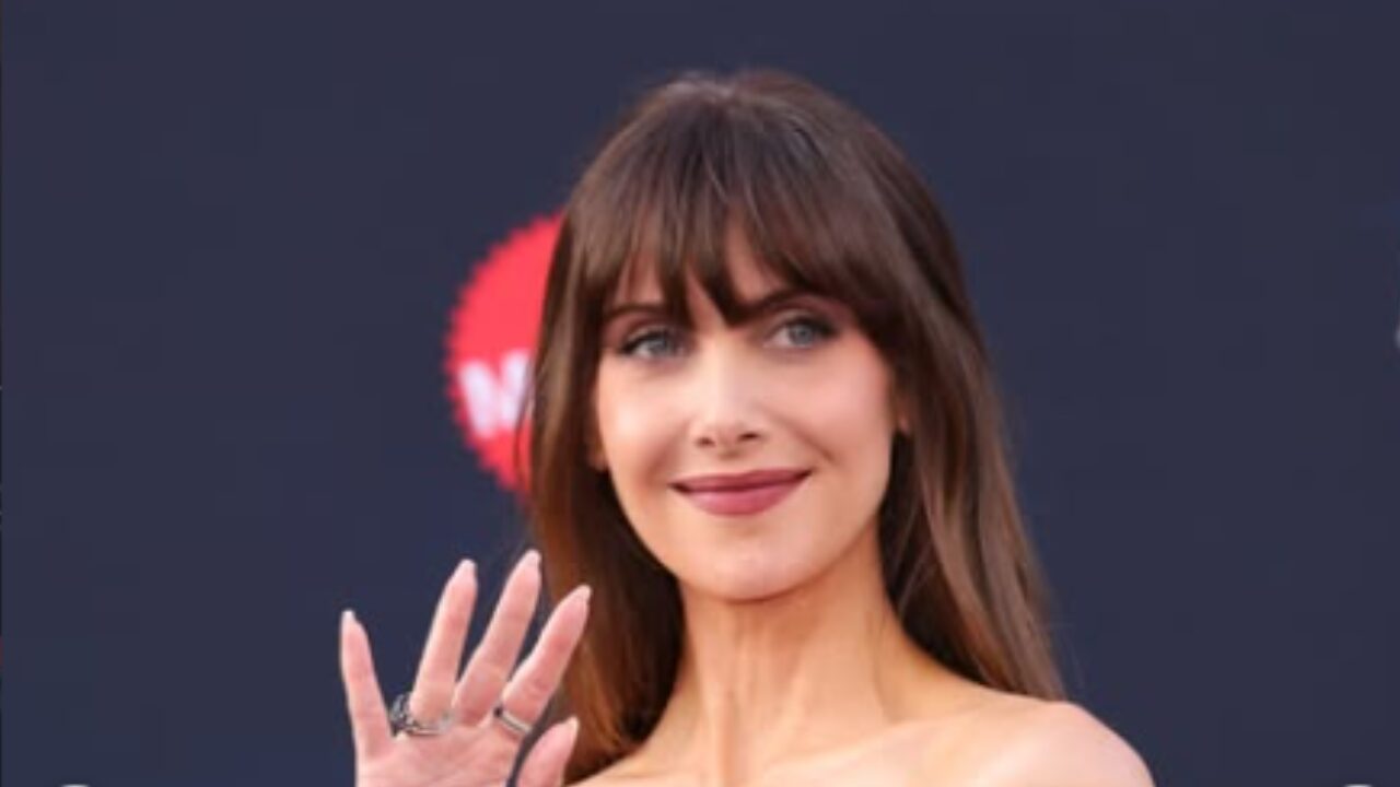 Alison Brie’s Workout Routine That Helps Her Hip Thrust 136 kg at 43 ...
