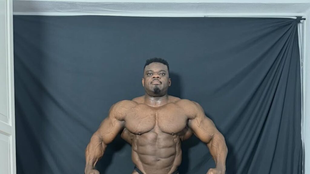 Bodybuilder Posed to Worship Music at Arnold UK Stage - BodyBuildingBros
